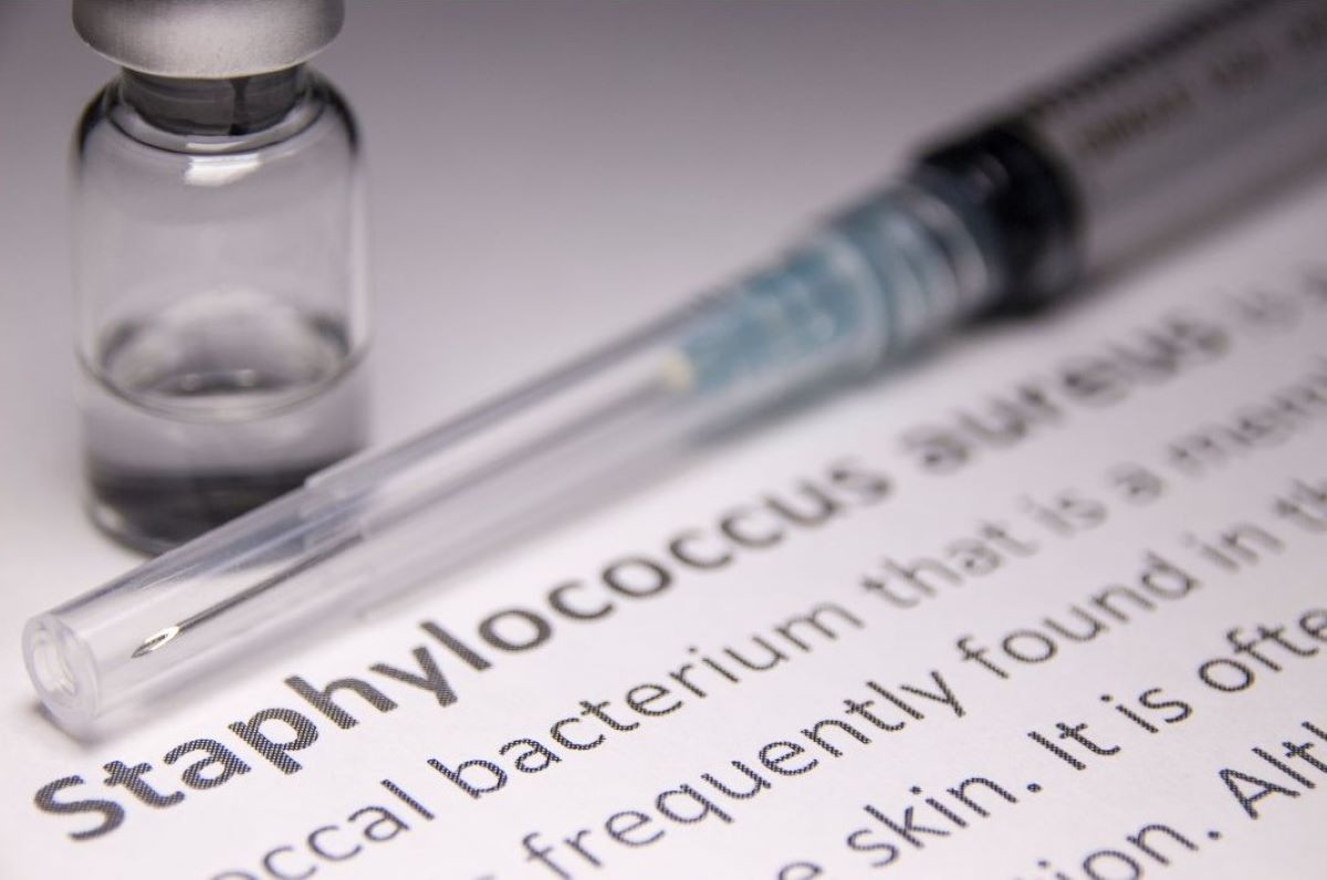 Stafilococul auriu: Ce este, transmitere, simptome și tratament. Cum să ...